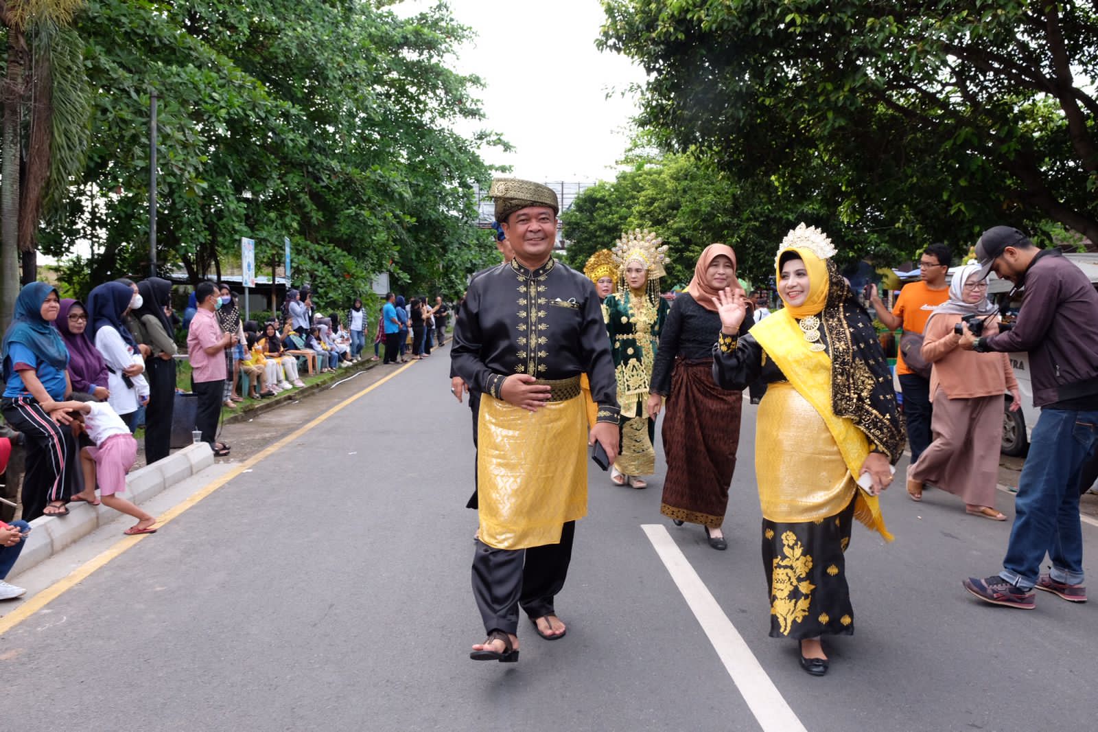 Rahma dan Agung Kompak Kenakan Baju Adat di Pawai Budaya HUT RI ke-77 ...